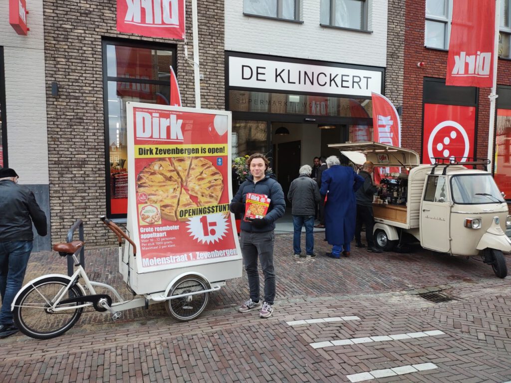 Dirk | Mobile Abri | Mobiele Billboards | Unieke Buitenreclame